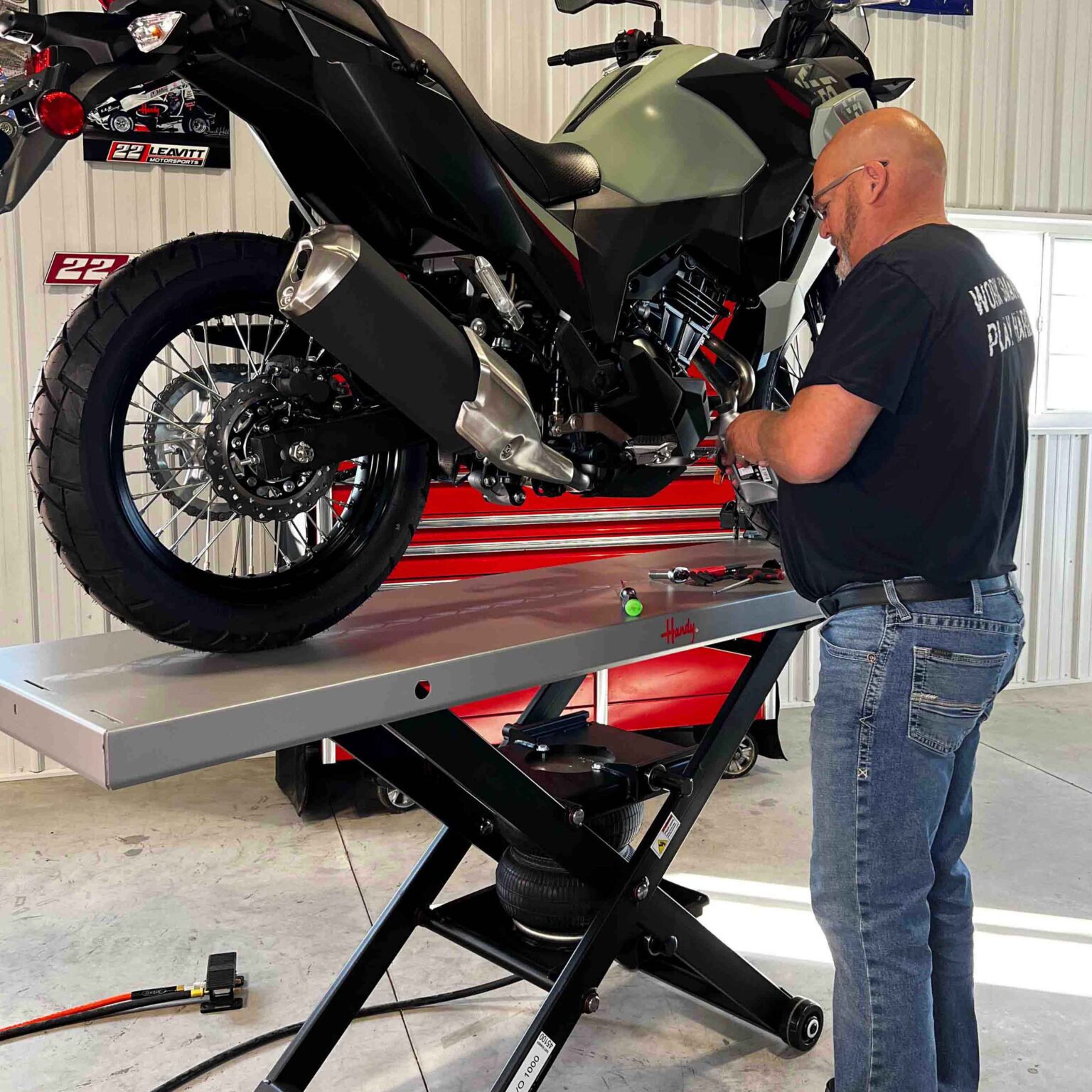 Bravo 1000 Air Lift & CV-75 Cycle Vise Bundle | Handy Industries